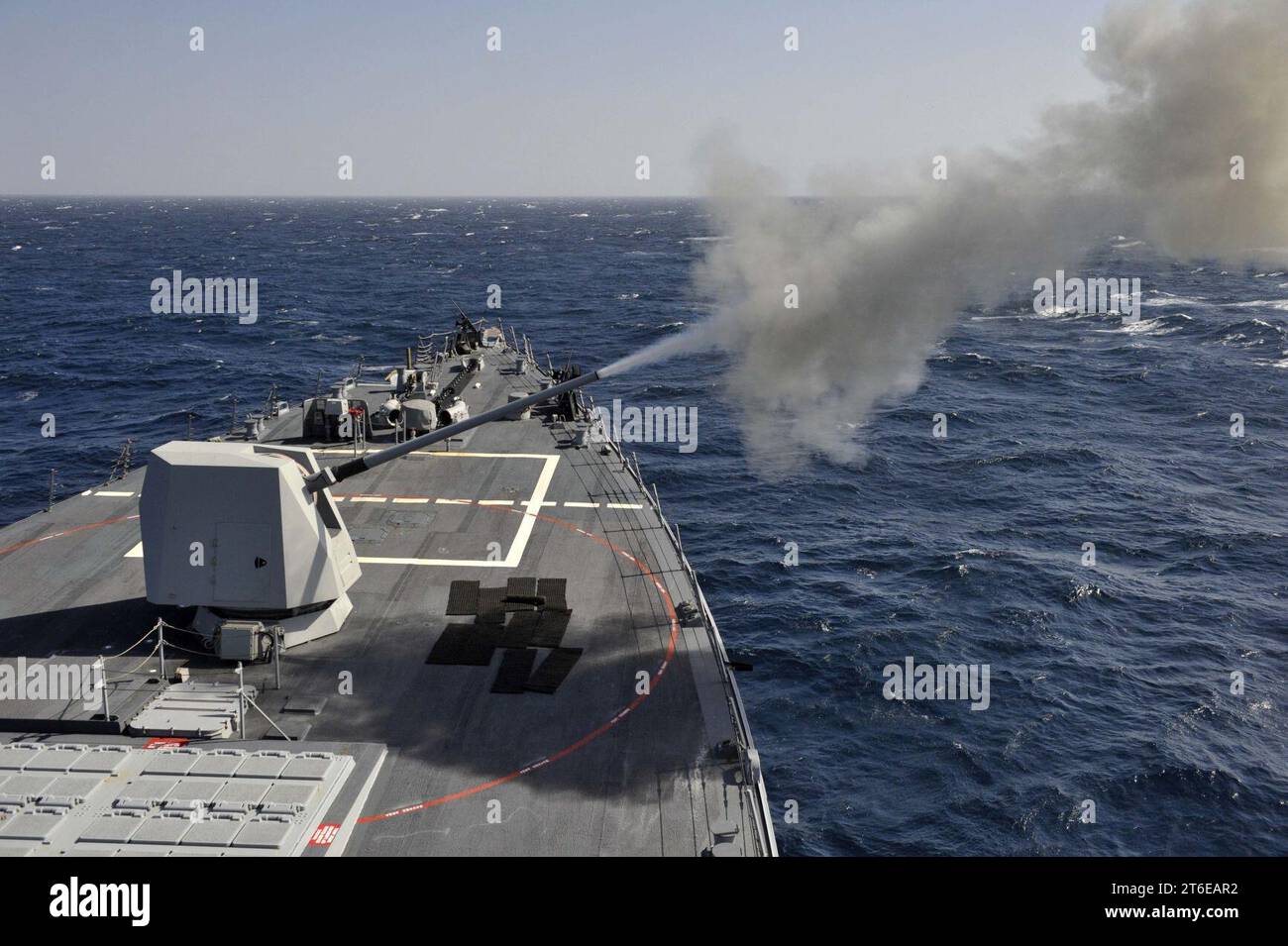 USS Jason Dunham fires a 5-inch deck gun. (8382933077 Stock Photo - Alamy