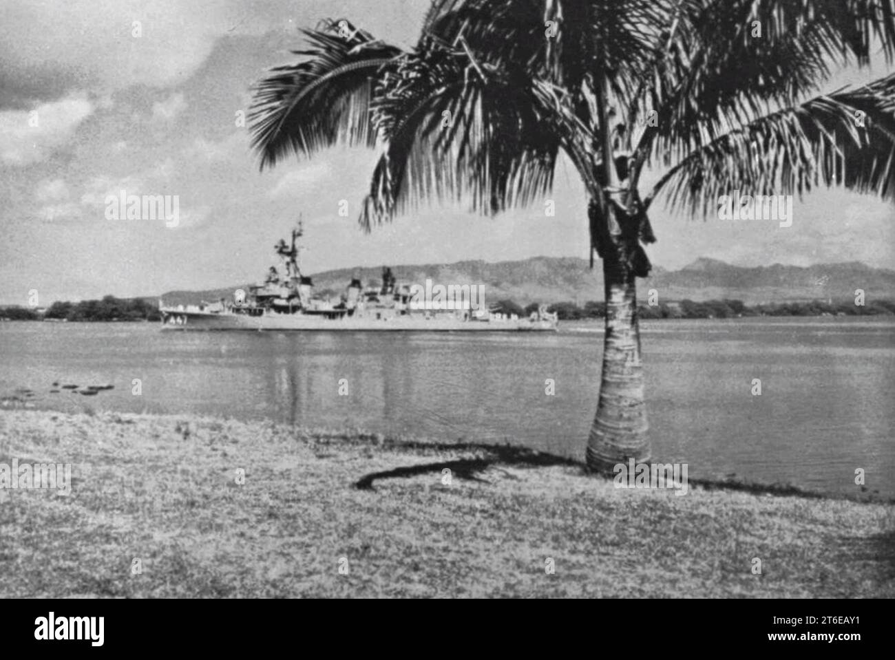 USS Jenkins (DD-447) leaving Pearl Harbor, Hawaii (USA), in 1967 Stock ...