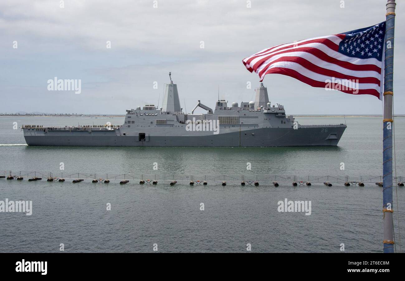 USS John P. Murtha (LPD-26) transiting the San Diego bay Stock Photo ...