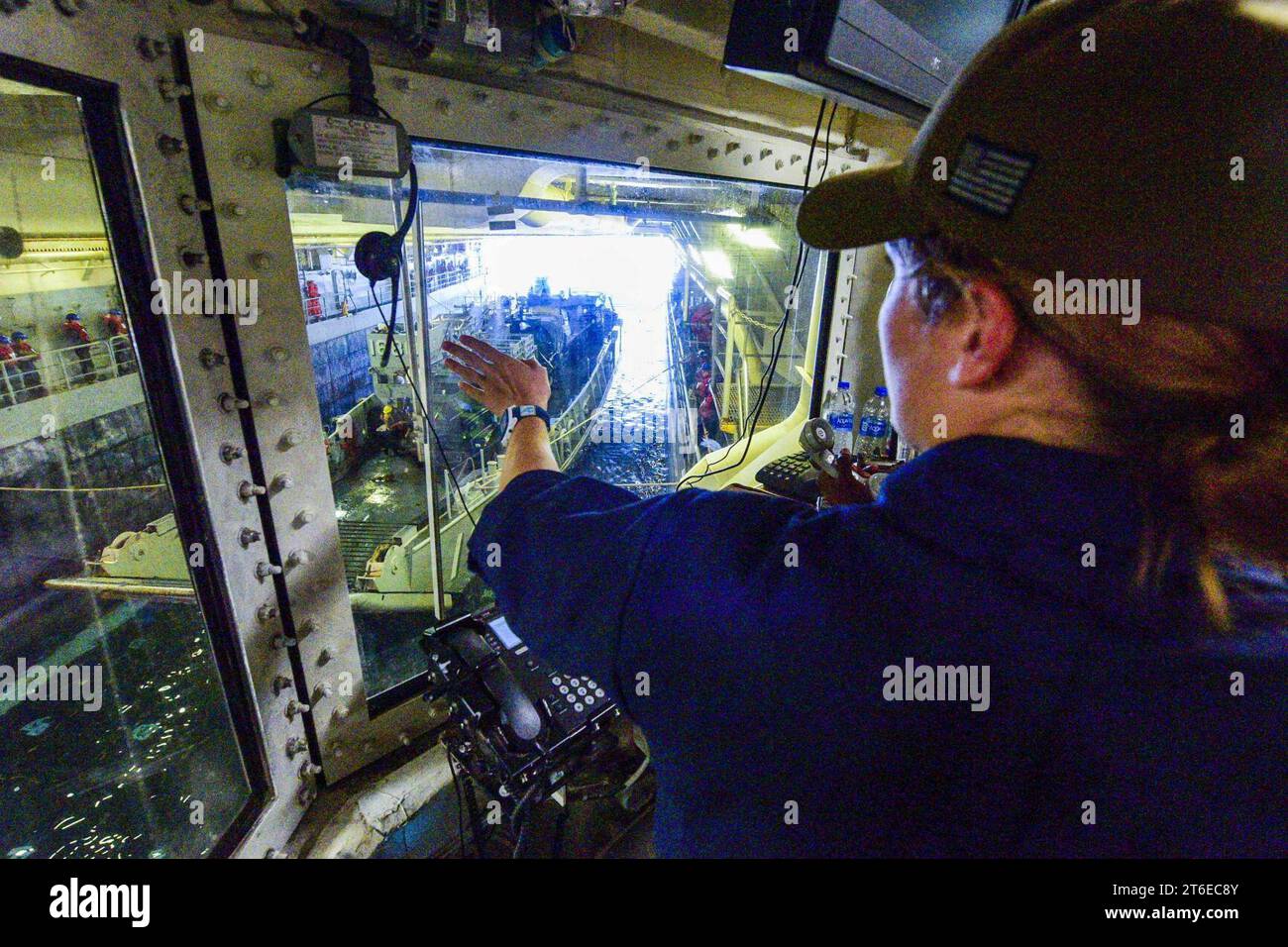USS John P. Murtha (LPD 26) recovers a landing craft, utility ...
