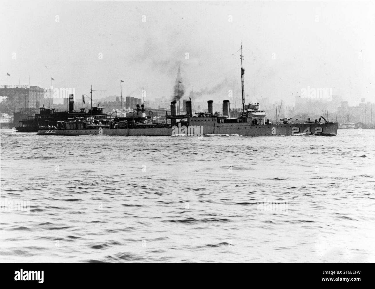 USS King (DD-242) off New York City on 19 Septermber 1925 Stock Photo ...