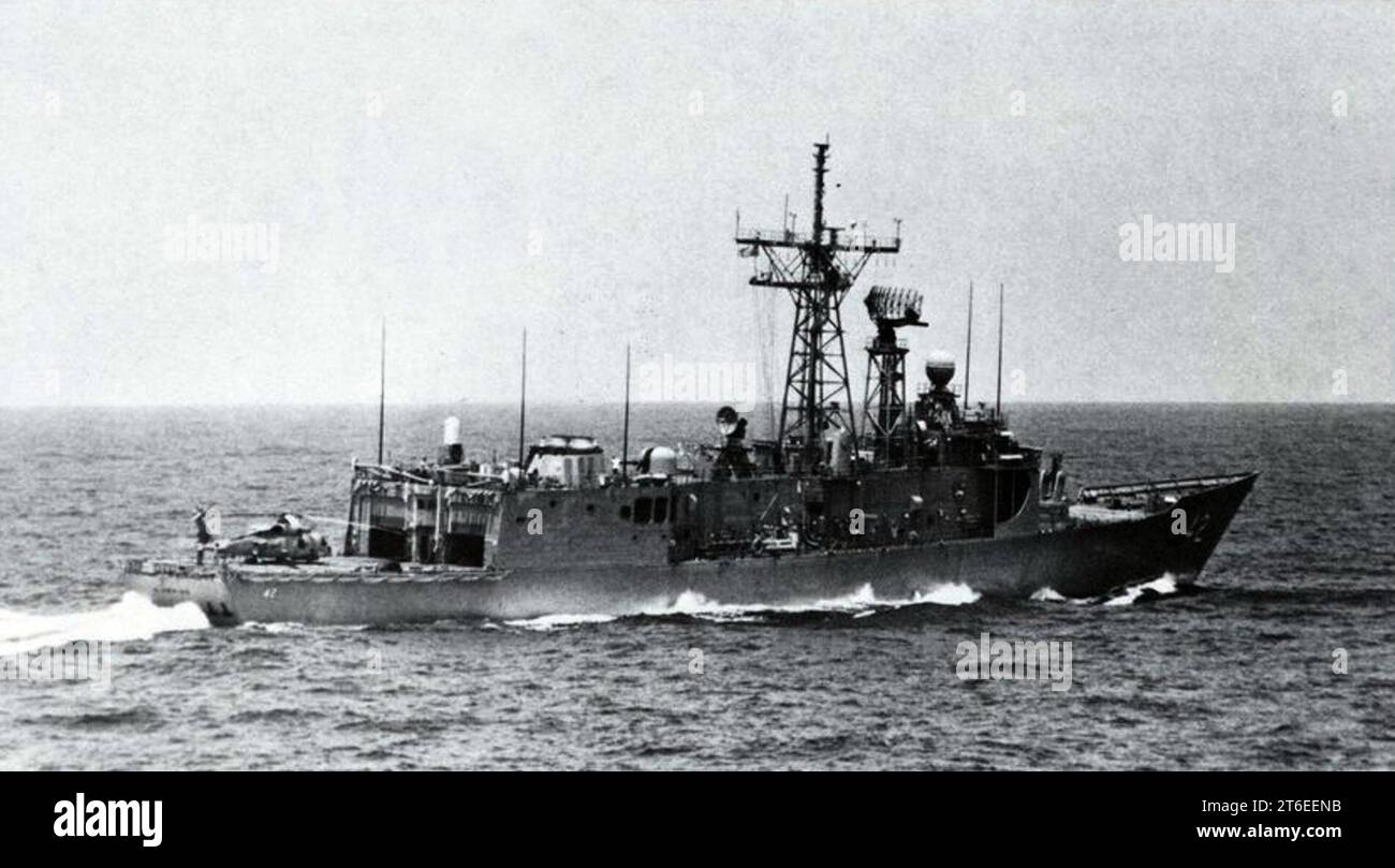 USS Klakring (FFG-42) underway in the Persian Gulf, in 1985 Stock Photo ...