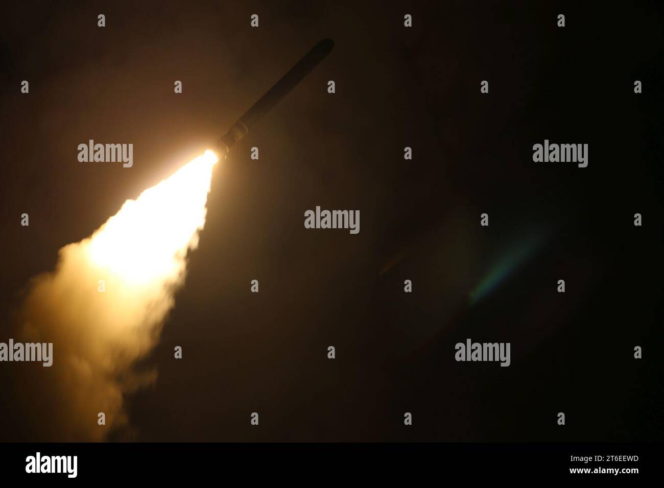 USS Laboon (DDG 58) fires a Tomahawk land attack missile. (40606809175 ...