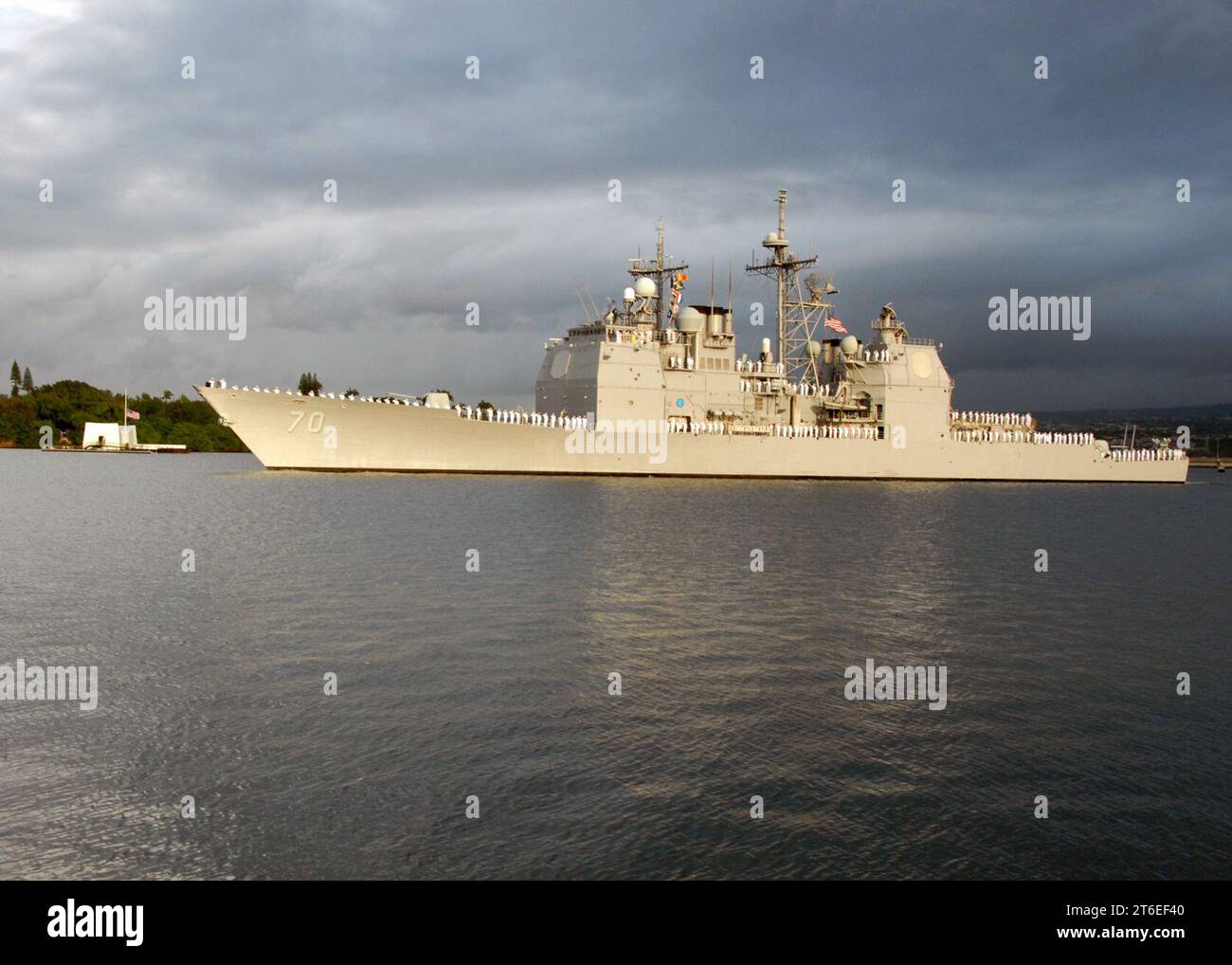 USS Lake Erie (CG-70) renders honors Stock Photo - Alamy