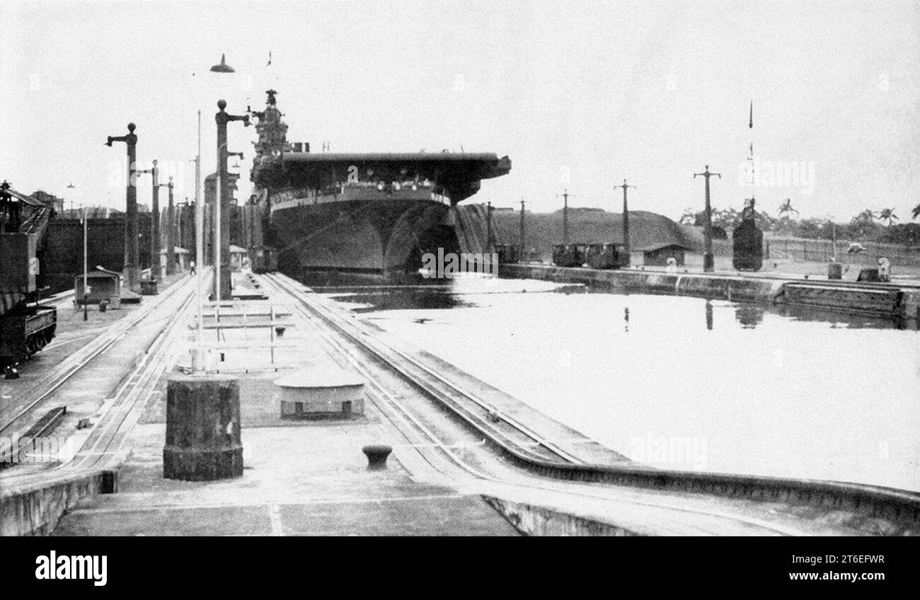 USS Leyte (CV-32) leaving Panama Canal lock in 1946 Stock Photo - Alamy