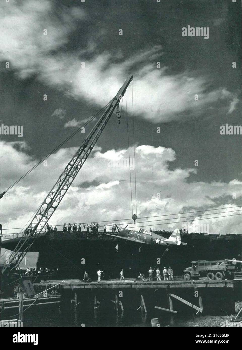 USS Lunga Point (CVE-94) loading a P-47D Thunderbolt at Finschhafen on ...