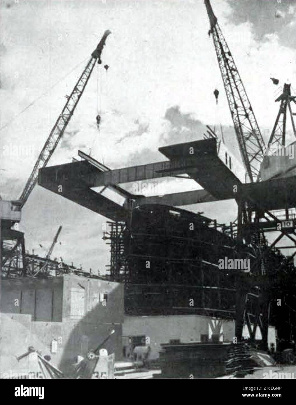USS Lunga Point (CVE-94) under construction at Kaiser Shipyards, circa ...