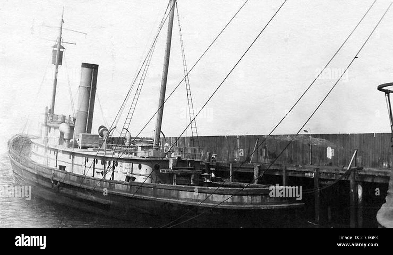 USS Lykens port beam view Stock Photo - Alamy