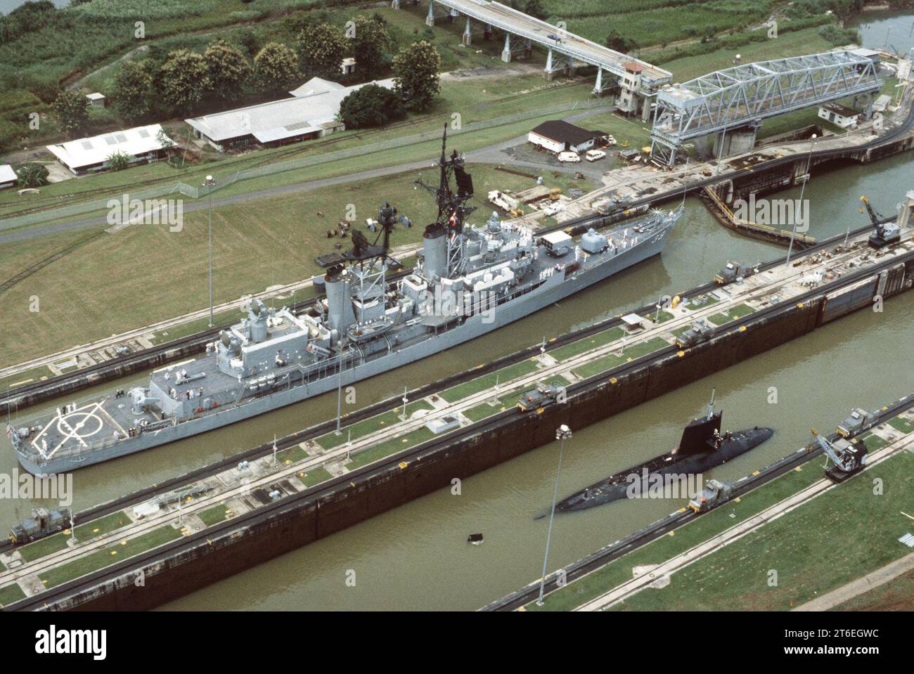 USS Macdonough (DDG-39) and USS Scamp (SSN-588) in Panama Canal lock ...