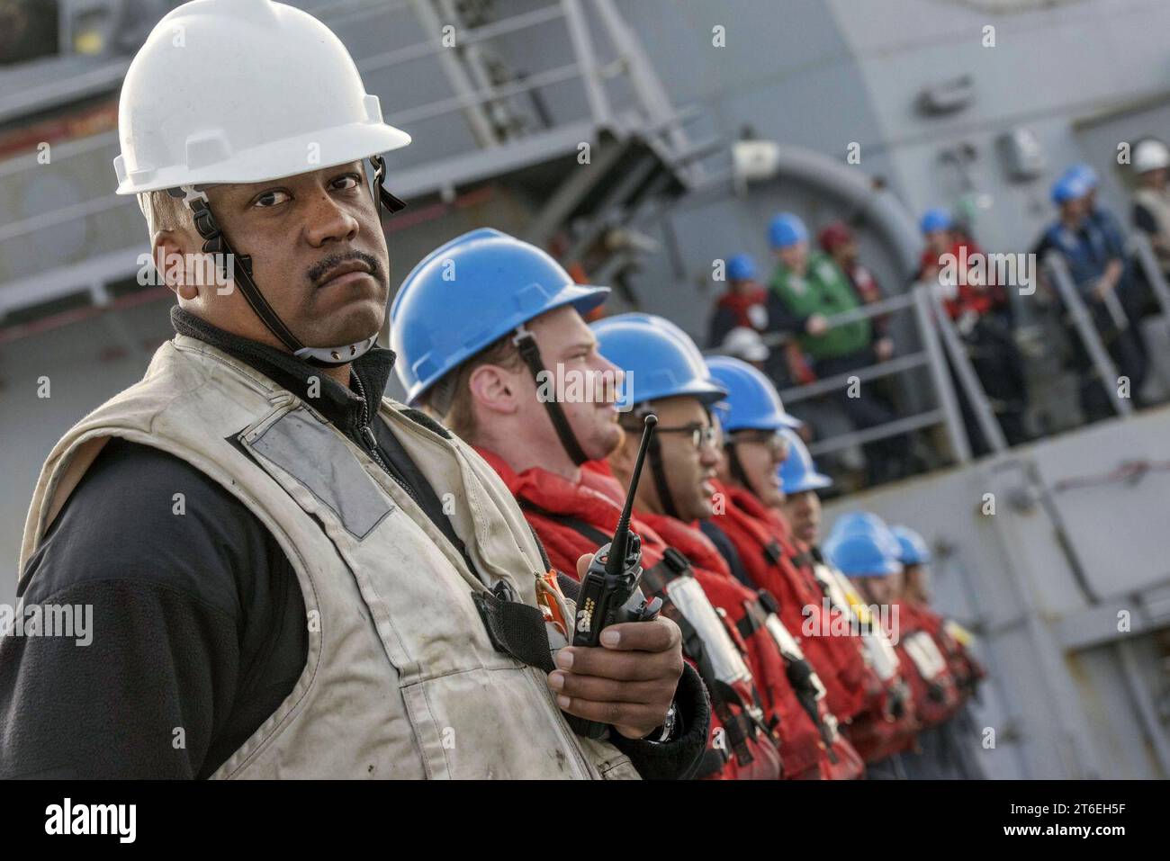 USS Mahan conducts a replenishment-at-sea. (31424287734 Stock Photo - Alamy