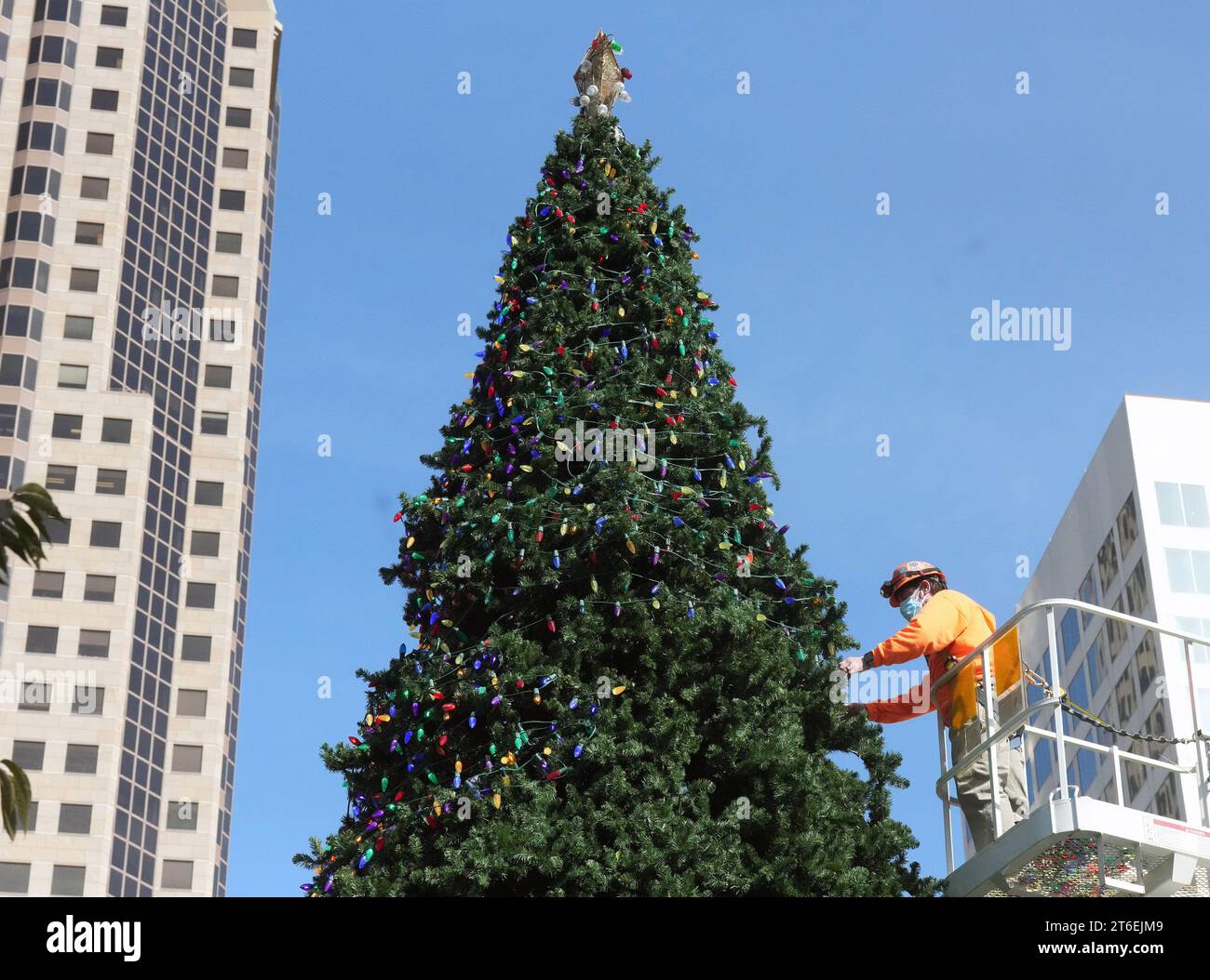 St. Louis, United States. 13th Nov, 2023. An electrician from Guarantee ...