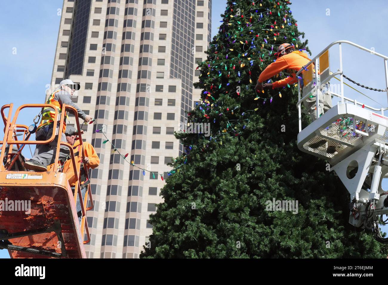 St. Louis, United States. 13th Nov, 2023. Electricians from Guarantee ...
