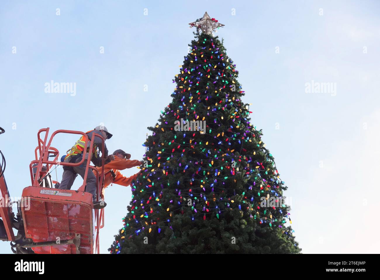 St. Louis, United States. 13th Nov, 2023. Electricians from Guarantee ...