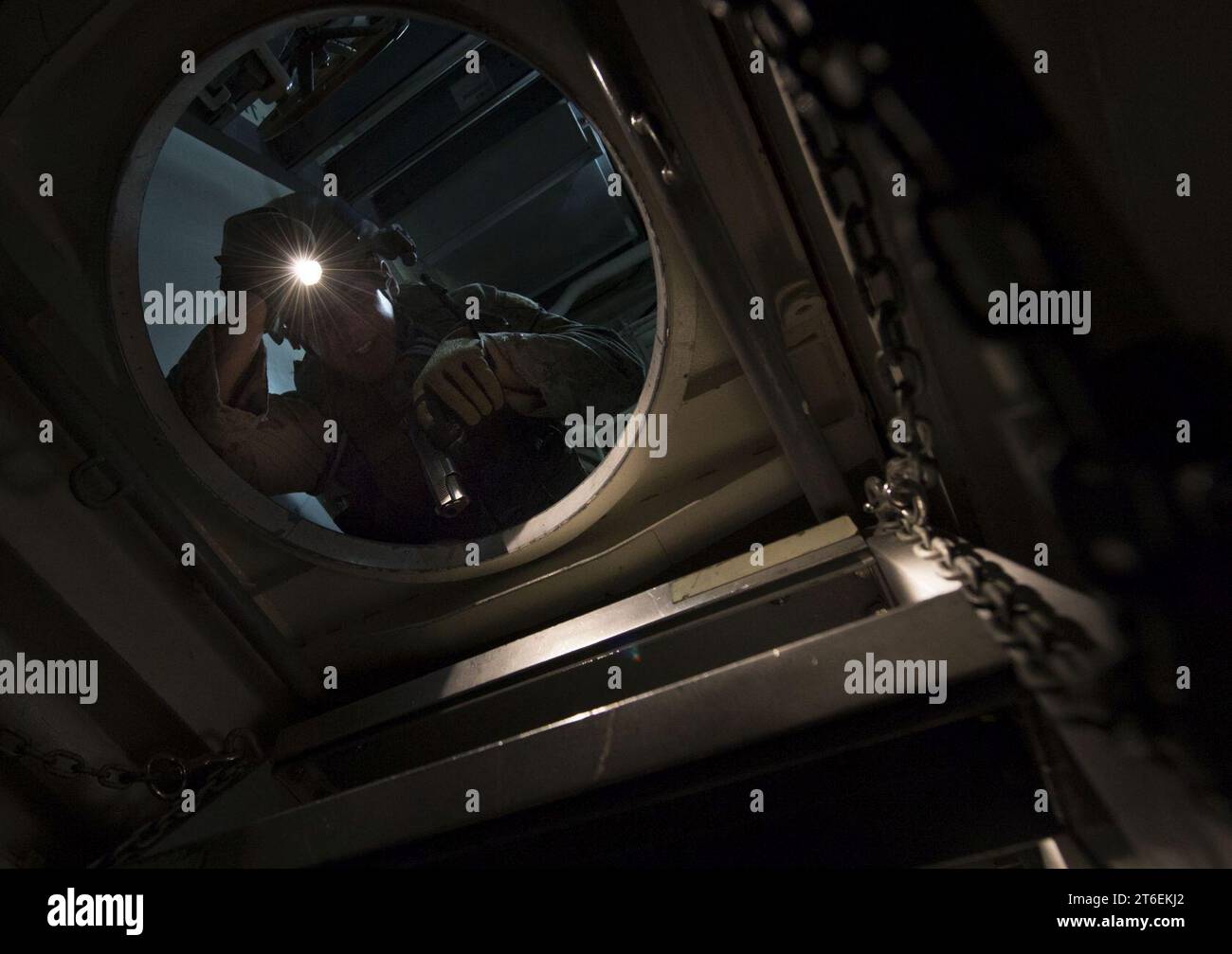 USS MASON (DDG 87) 140112 Stock Photo - Alamy