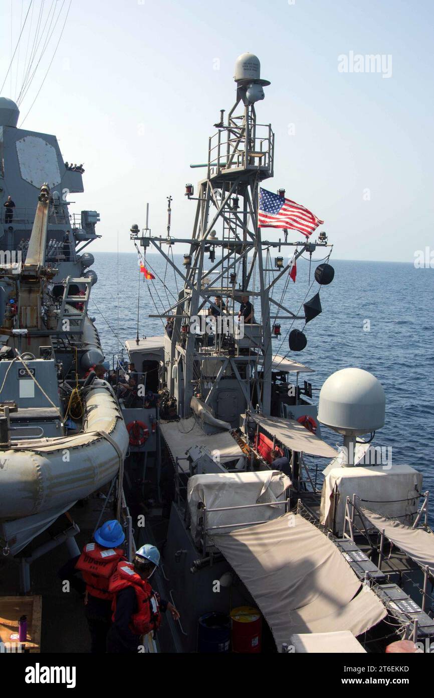 USS Mason (DDG 87) Patrol Craft Exercises 160912 Stock Photo - Alamy