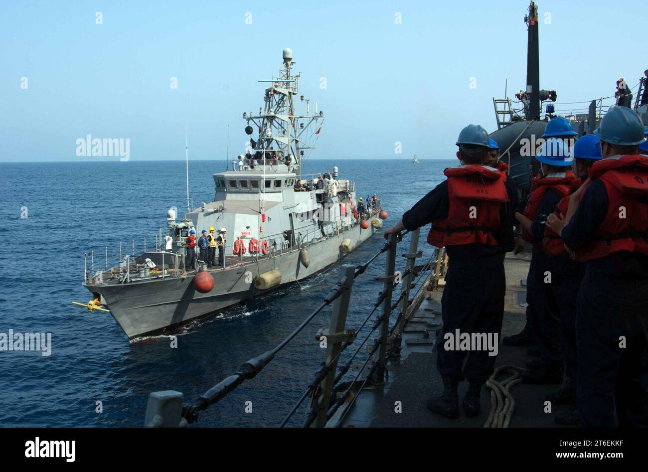USS Mason (DDG 87) Patrol Craft Exercises 160912 Stock Photo - Alamy
