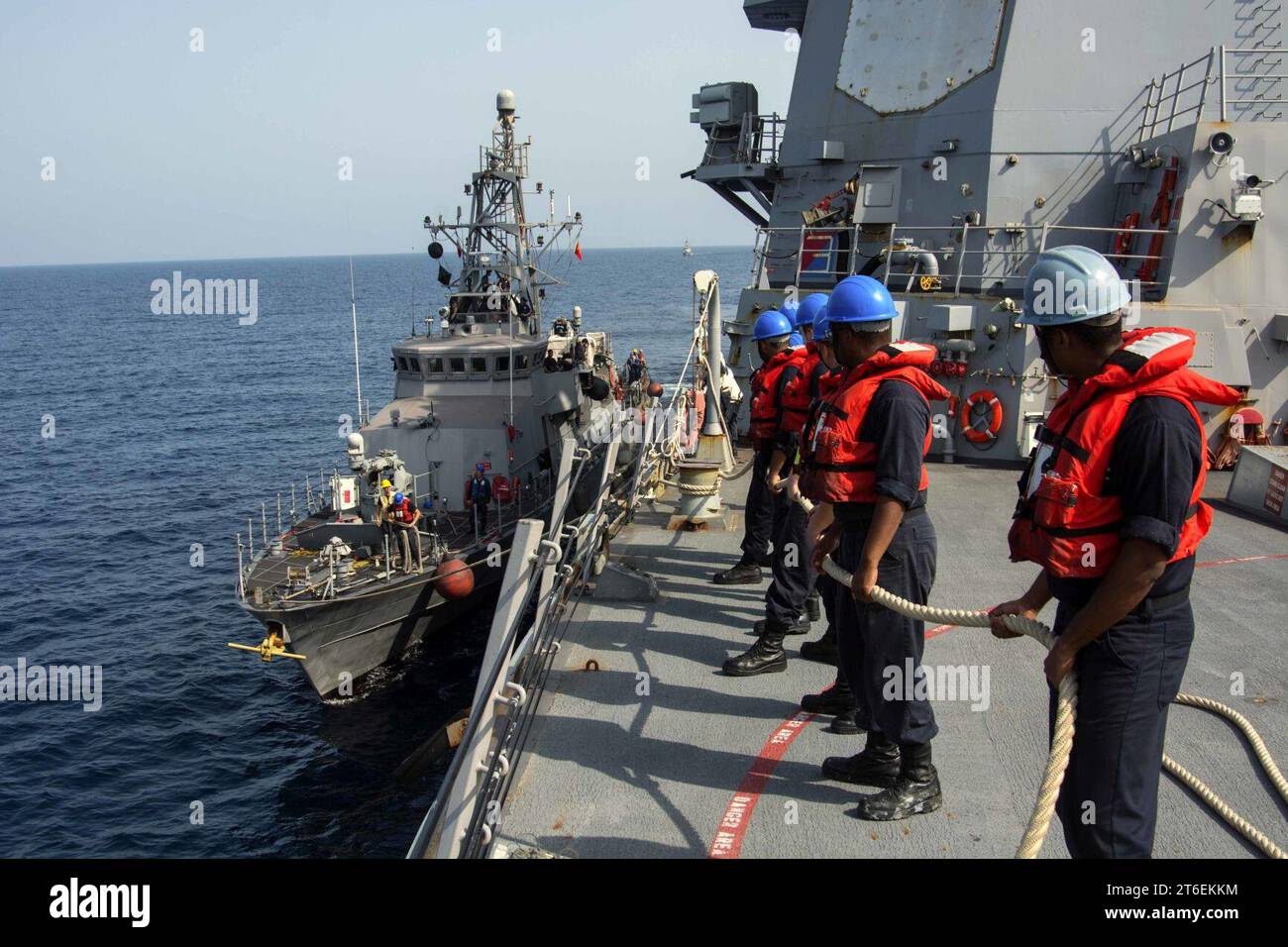USS Mason (DDG 87) Patrol Craft Exercises 160912 Stock Photo - Alamy