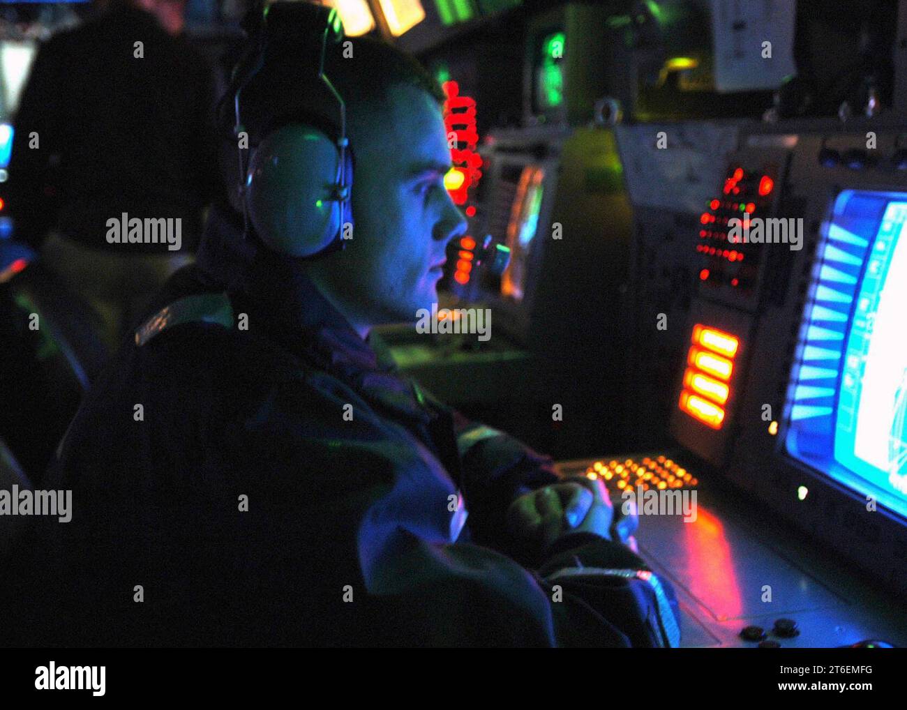 USS McFaul (DDG-74) CIC Stock Photo - Alamy