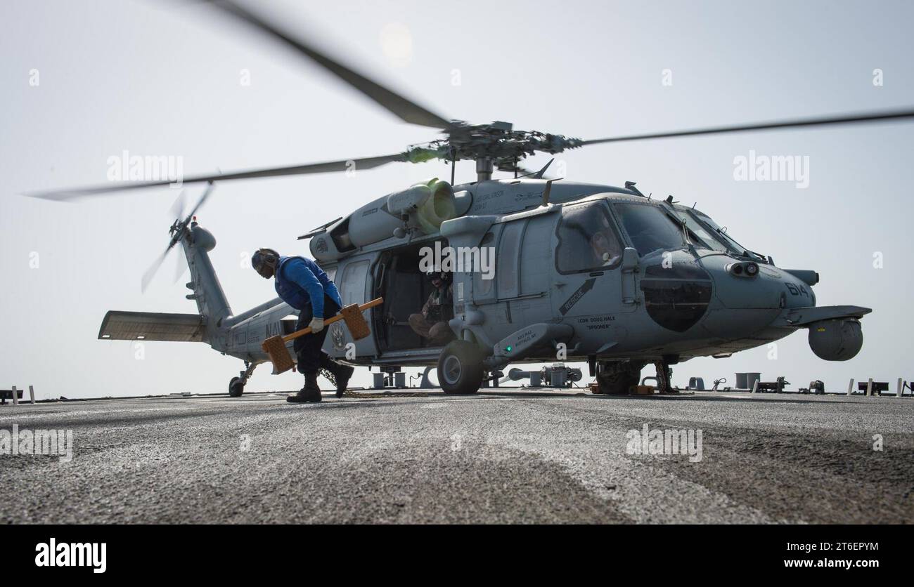 USS Mitscher (DDG 57) 150218 Stock Photo - Alamy