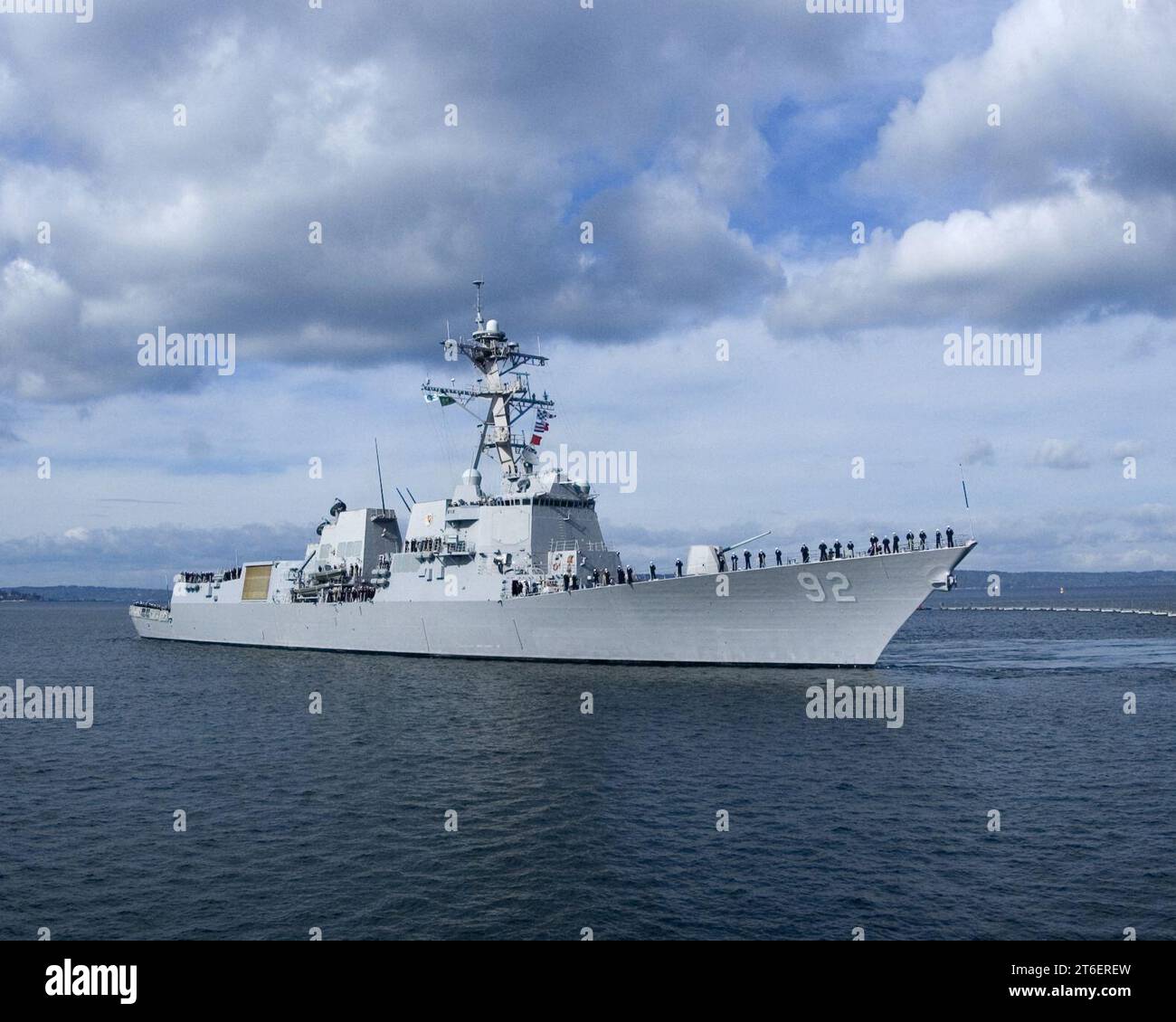 USS Momsen (DDG 92) stbd bow view Stock Photo - Alamy
