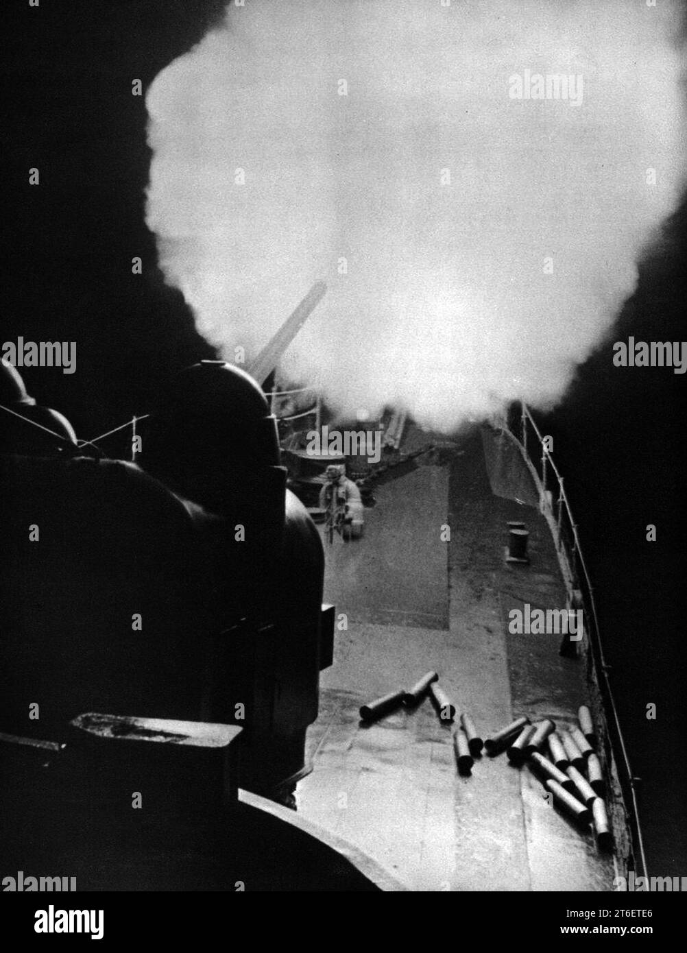 USS Morton (DD-948) firing on targets in Vietnam, in 1966 Stock Photo ...