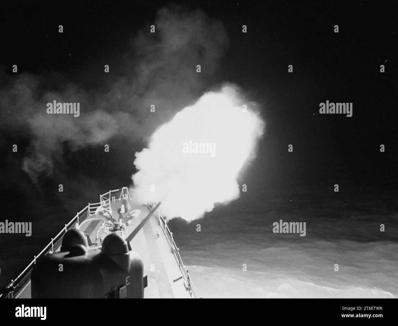 USS Mullinnix (DD-944) shells targets in South Vietnam on 30 October ...