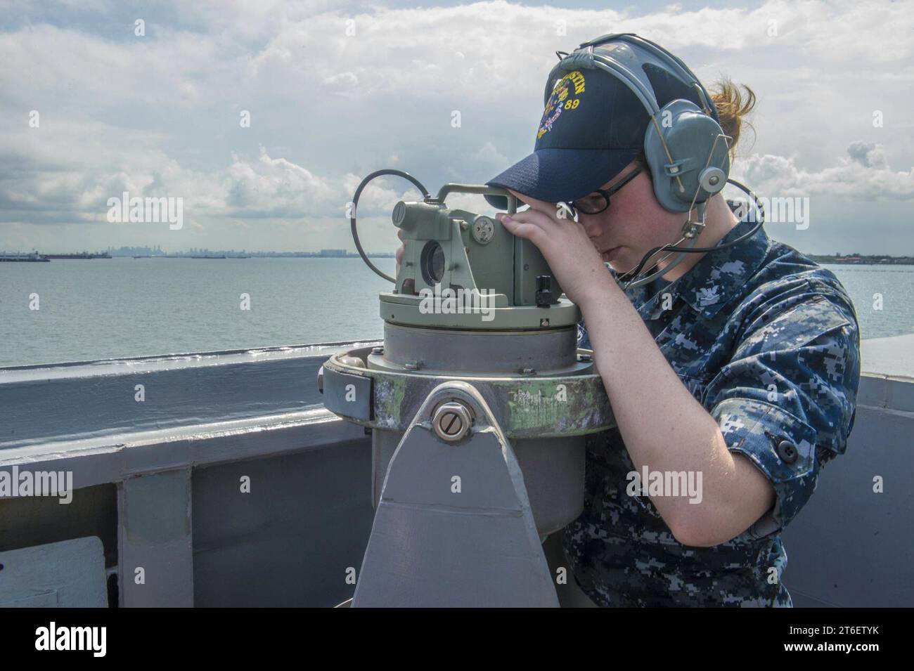 USS Mustin arrives in Singapore 150517 Stock Photo - Alamy