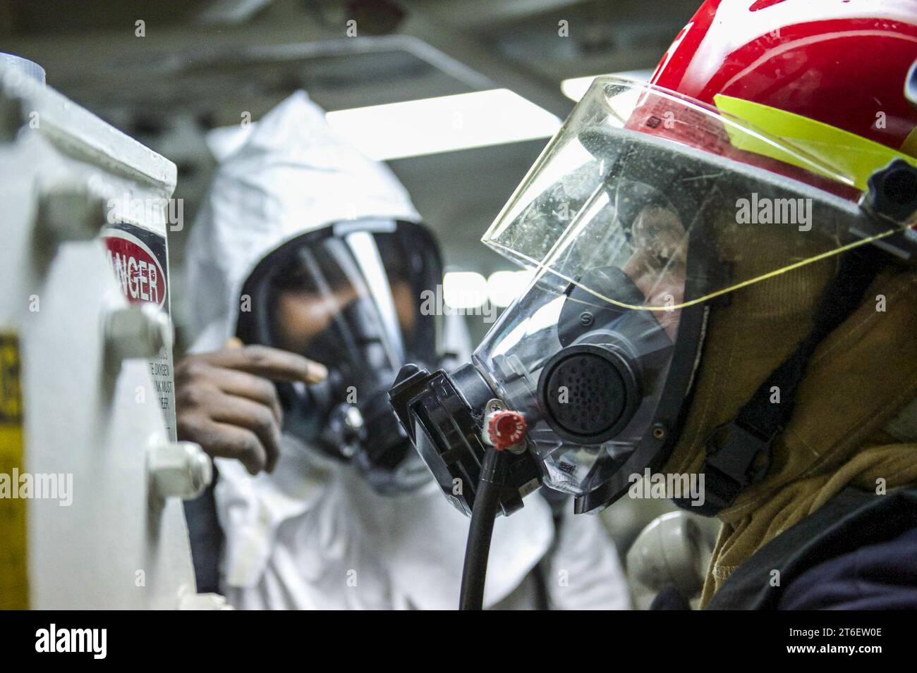 USS Mustin operations 150407 Stock Photo - Alamy