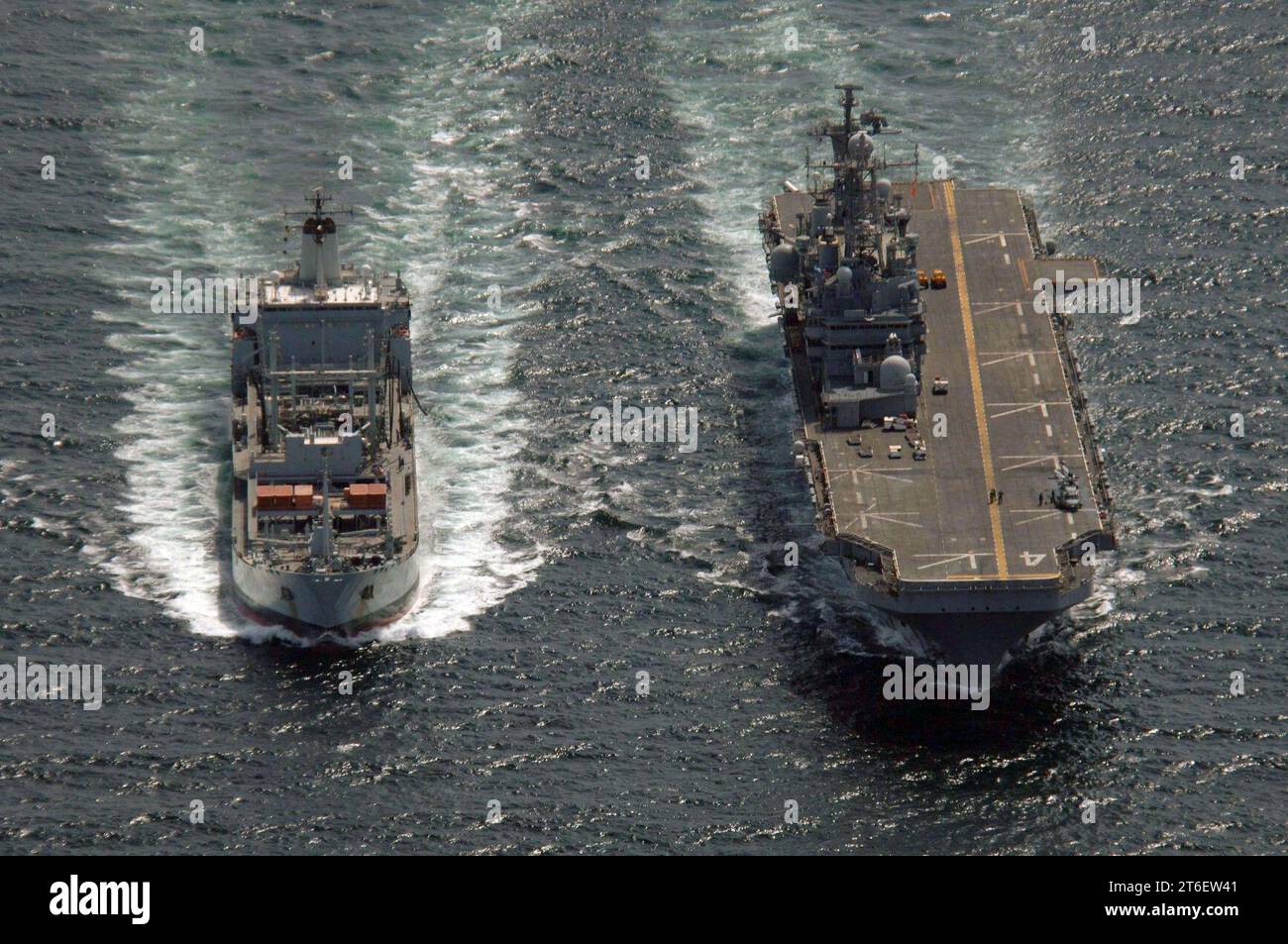 USS Nassau (LHA-4) and RFA Bayleaf (A109 Stock Photo - Alamy