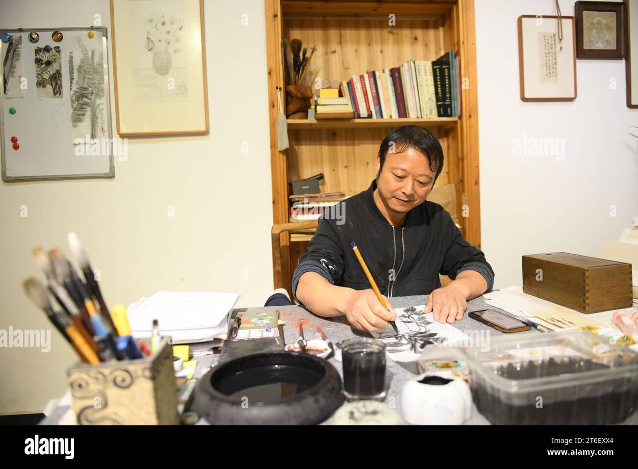 (231110) -- QUZHOU, Nov. 10, 2023 (Xinhua) -- Huang Hongjian paints on ...