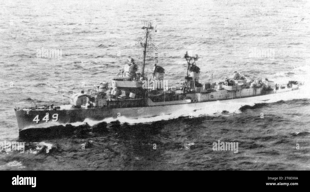 USS Nicholas (DDE-449) underway at sea, in the 1950s Stock Photo - Alamy