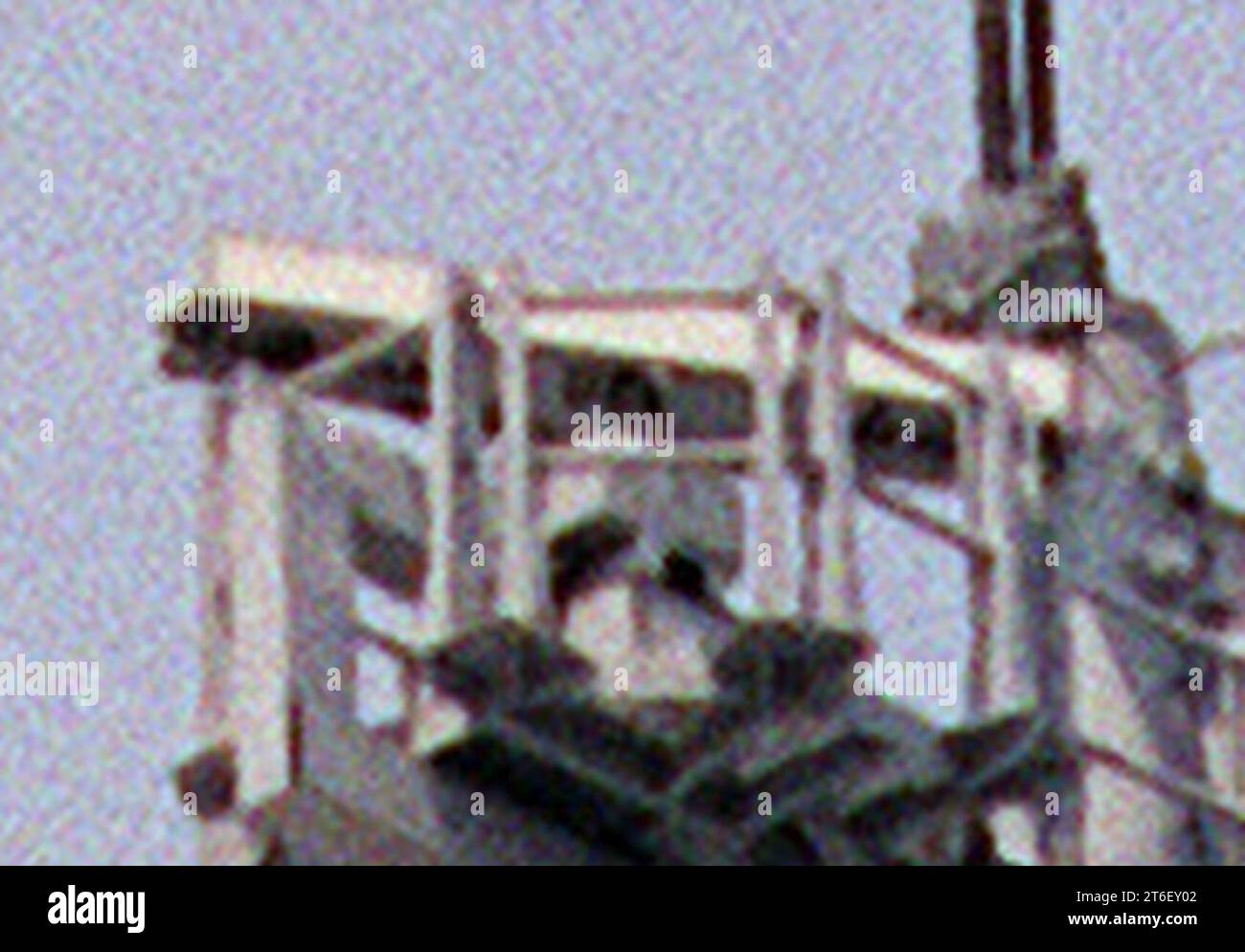 USS Nicholson (DD-982) SPS-55 antenna Stock Photo - Alamy