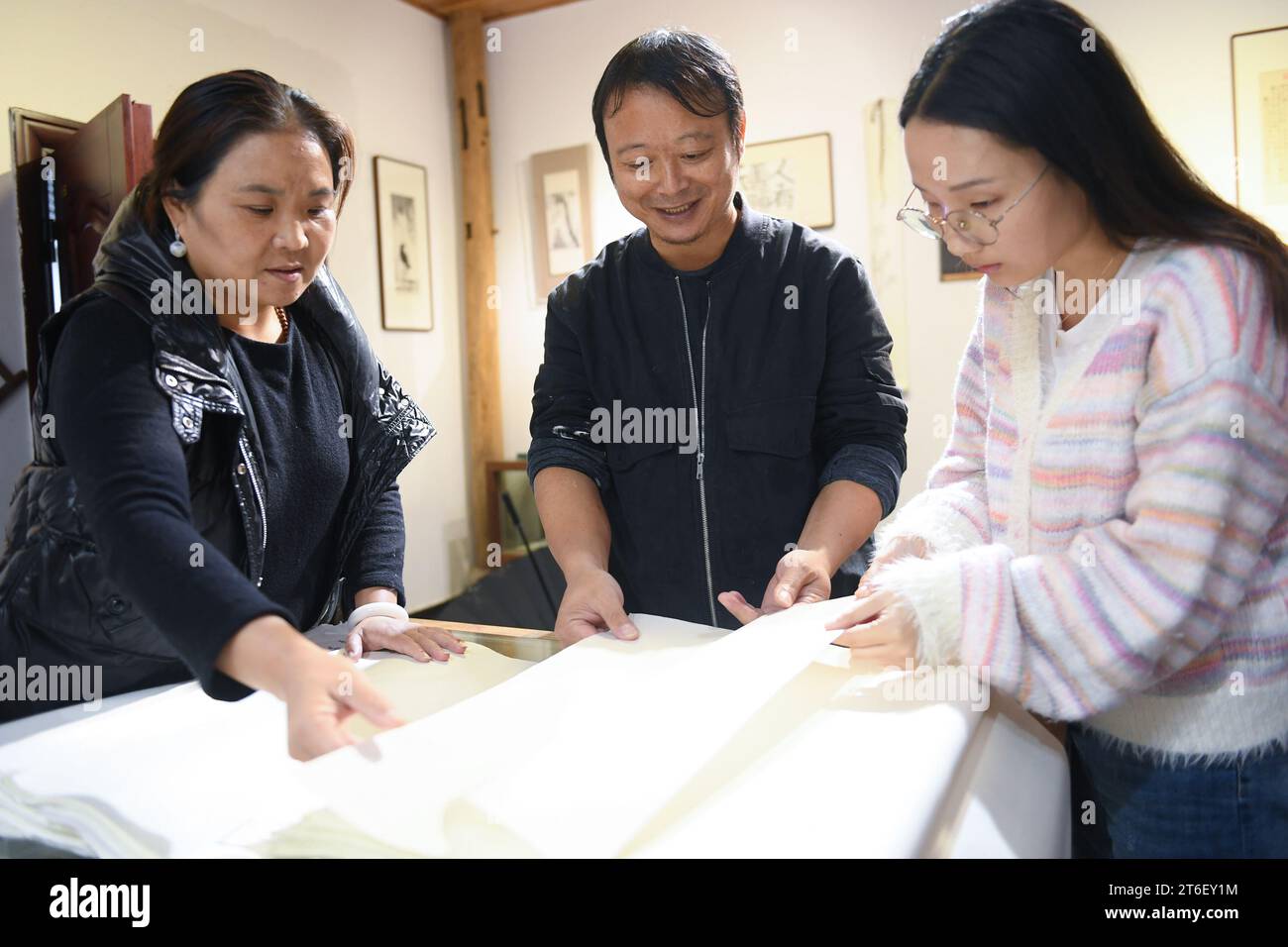 (231110) -- QUZHOU, Nov. 10, 2023 (Xinhua) -- Huang Hongjian (C) and ...