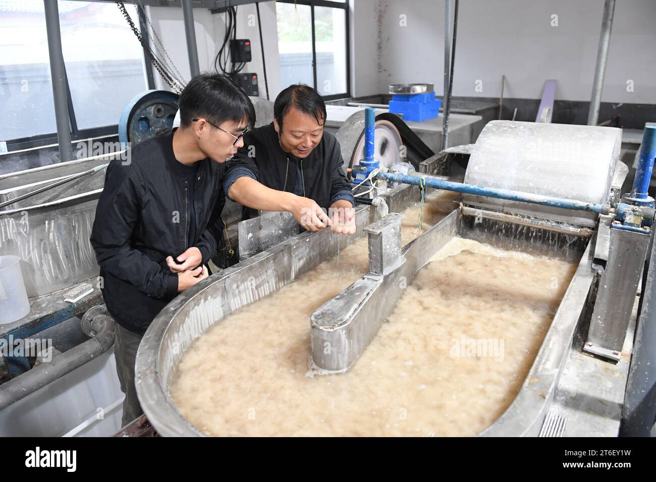 (231110) -- QUZHOU, Nov. 10, 2023 (Xinhua) -- Huang Hongjian (R) and ...