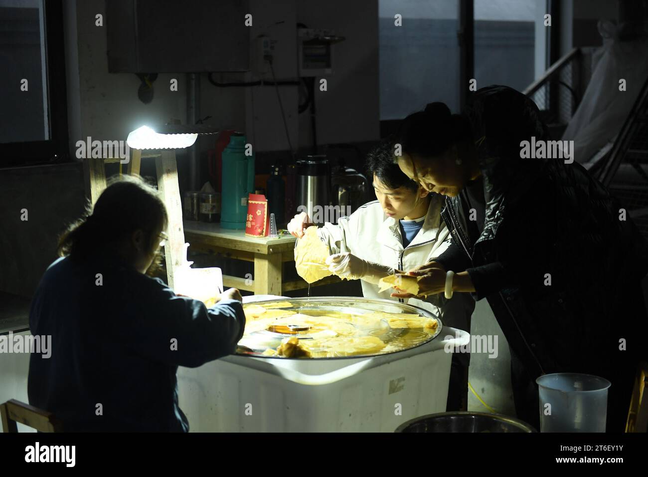 (231110) -- QUZHOU, Nov. 10, 2023 (Xinhua) -- People work at Huang ...