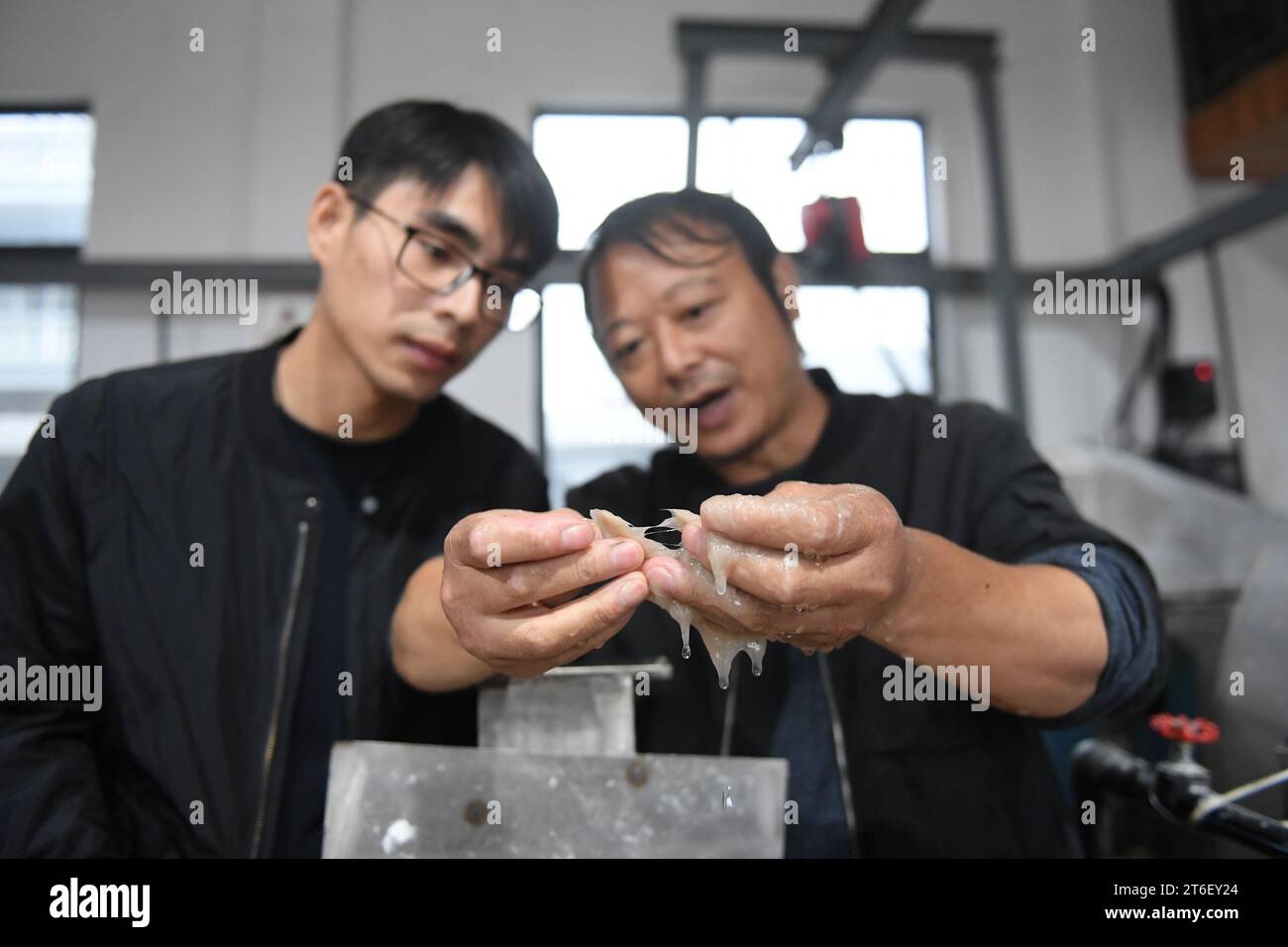 (231110) -- QUZHOU, Nov. 10, 2023 (Xinhua) -- Huang Hongjian (R) and ...