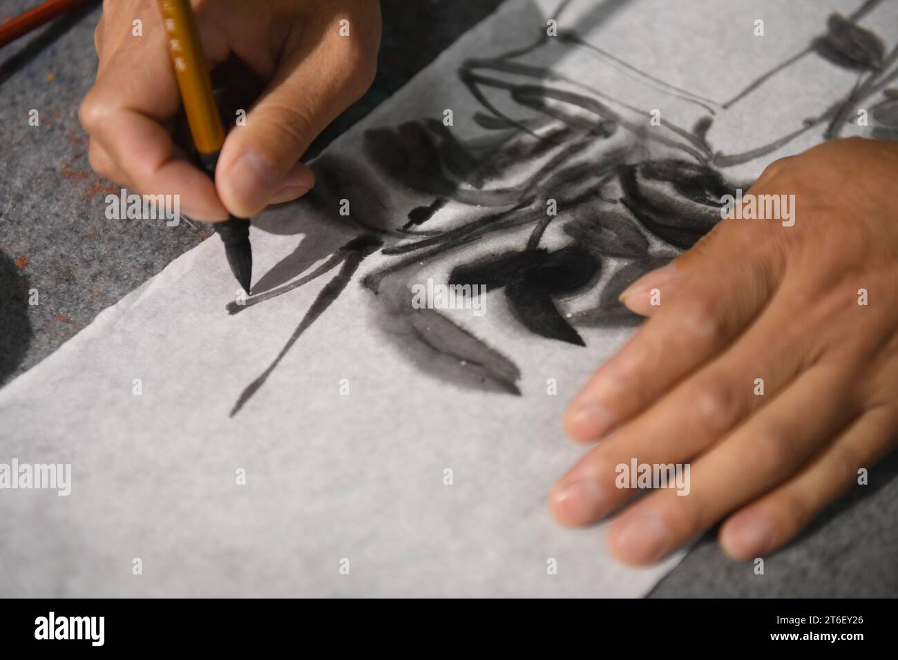 (231110) -- QUZHOU, Nov. 10, 2023 (Xinhua) -- Huang Hongjian paints on ...