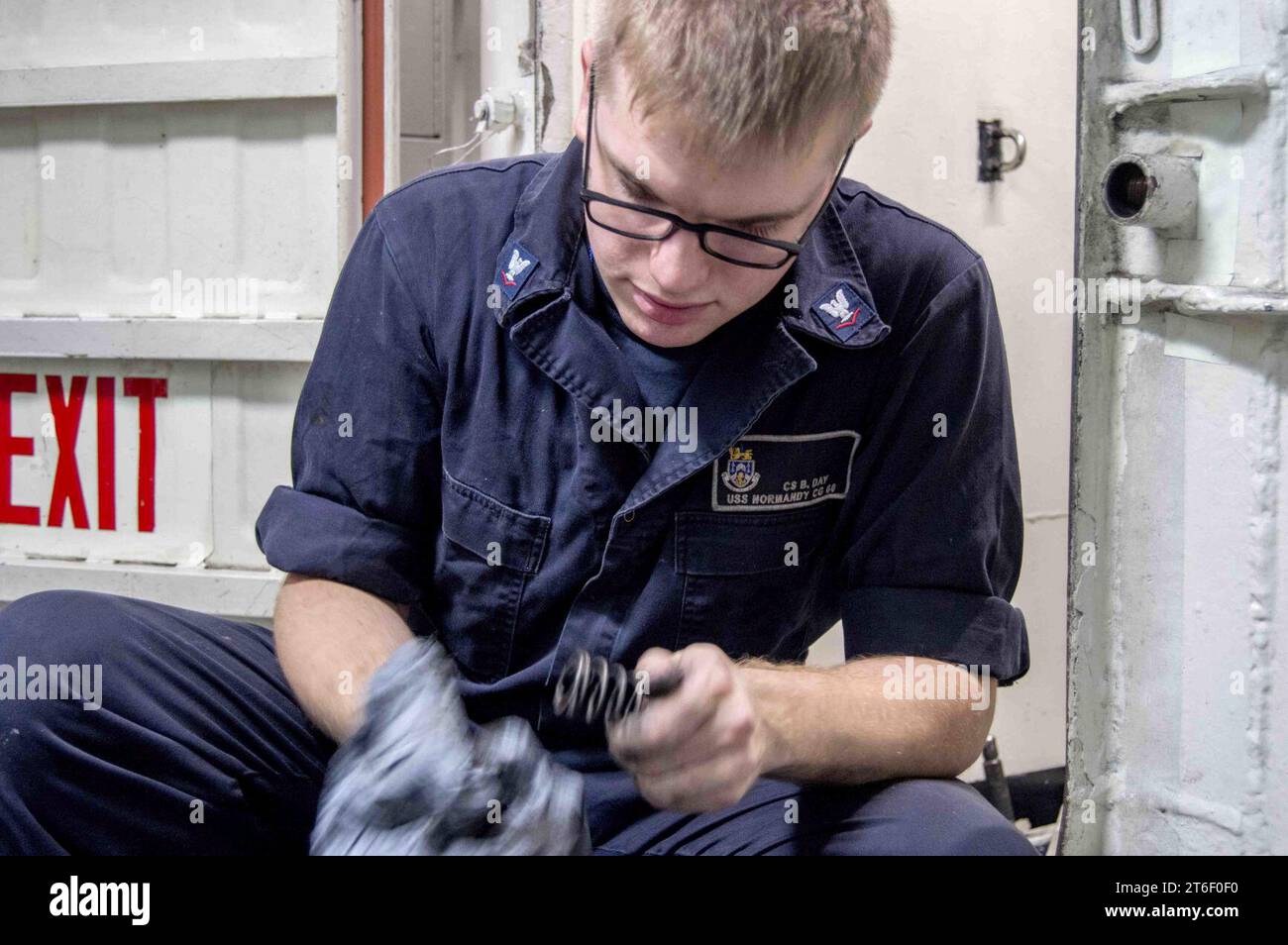 USS Normandy (CG 60) deployment 151030 Stock Photo - Alamy