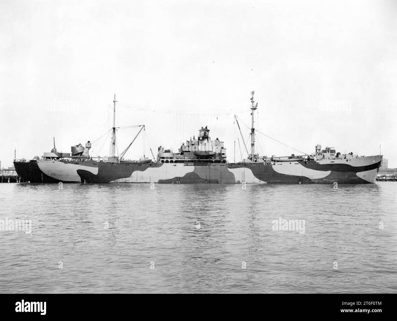 USS Oahu (ARG-5) at the Norfolk Naval Shipyard, Virginia (USA), 12 May ...