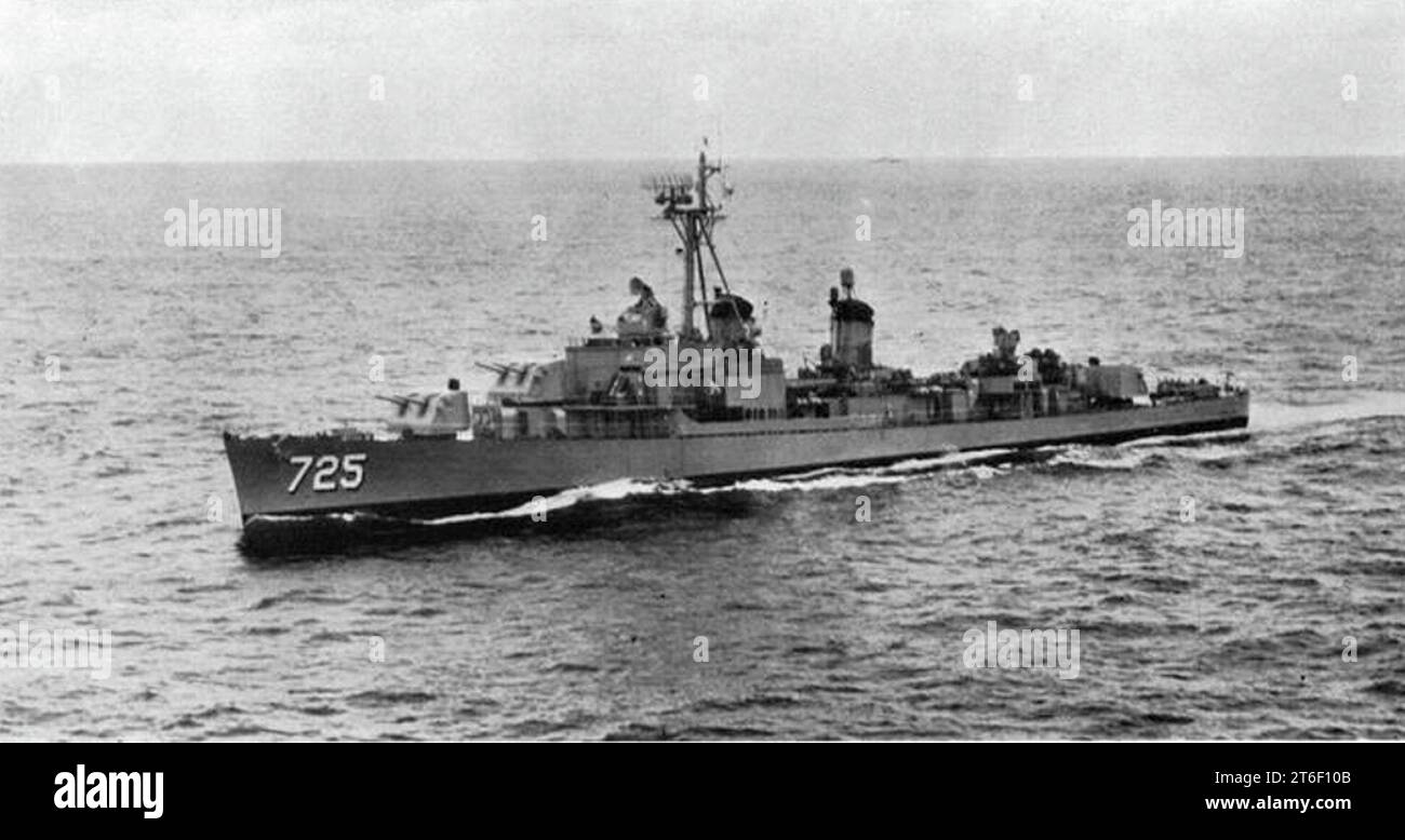 USS O'Brien (DD-725) underway at sea in 1960 Stock Photo - Alamy