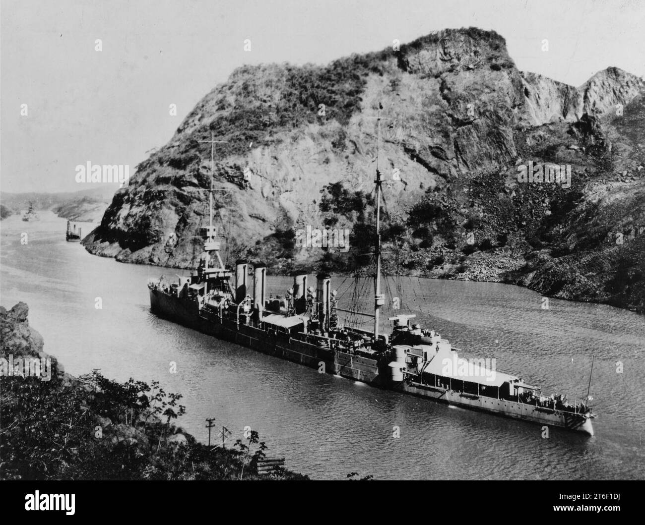 USS Omaha (CL-4) passing through the Panama Canal, circa 1925-1926 ...