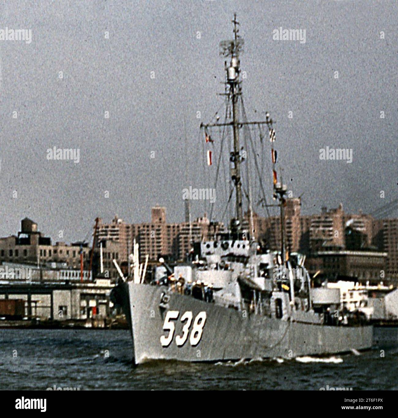 USS Osberg (DE-538) underway off the New York Naval Shipyard (USA), in ...