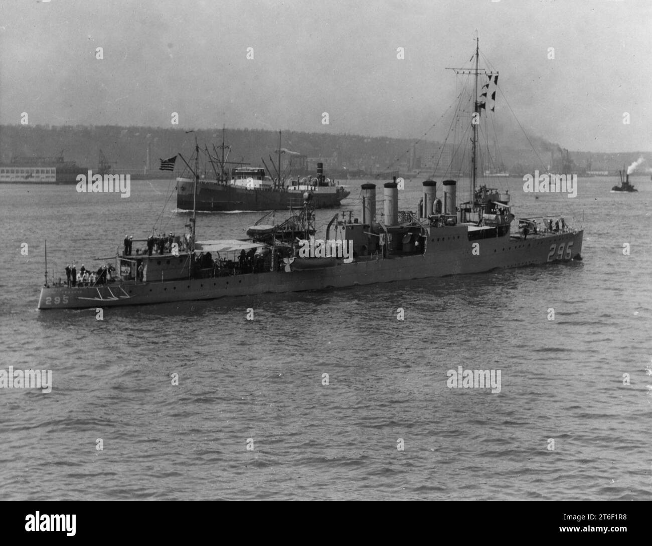 USS Osborne (DD-295) underway in the Hudson River, off New York City ...