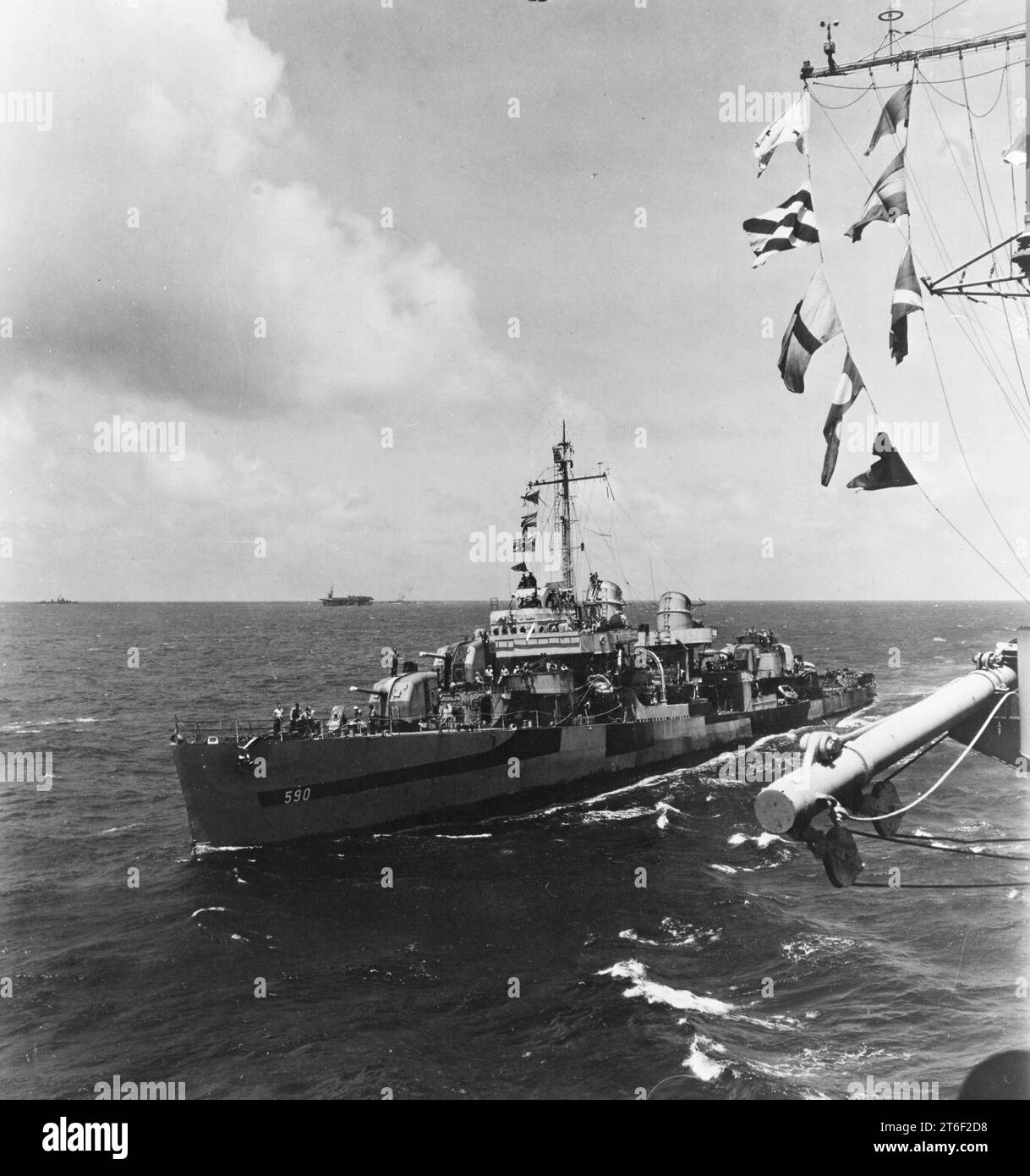 USS Paul Hamilton (DD-590) comes alongside USS Makin Island (CVE-93) on ...