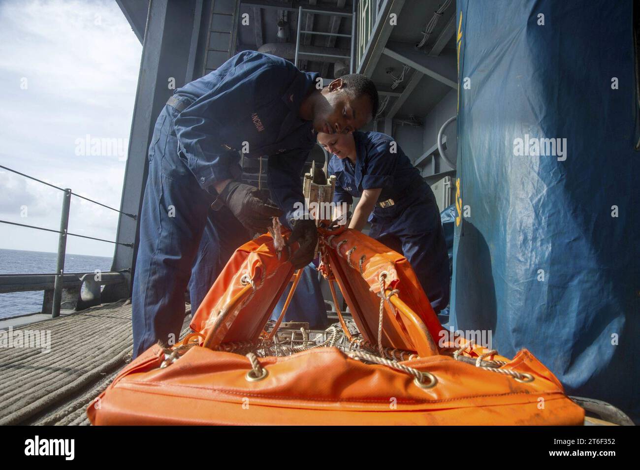 USS Peleliu Deck Department operations 141010 Stock Photo - Alamy