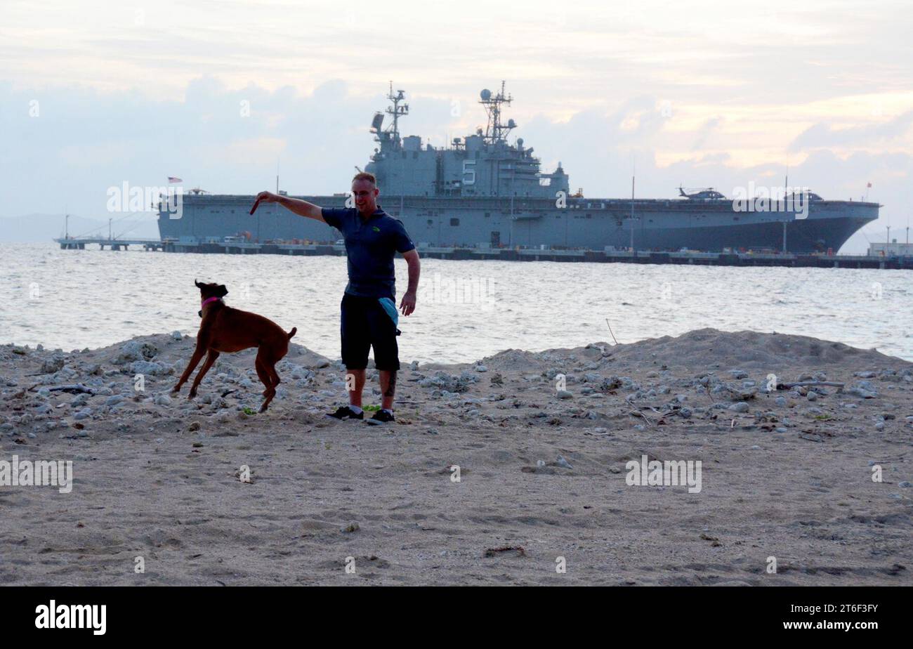 USS Peleliu White Beach port visit 140921 Stock Photo - Alamy