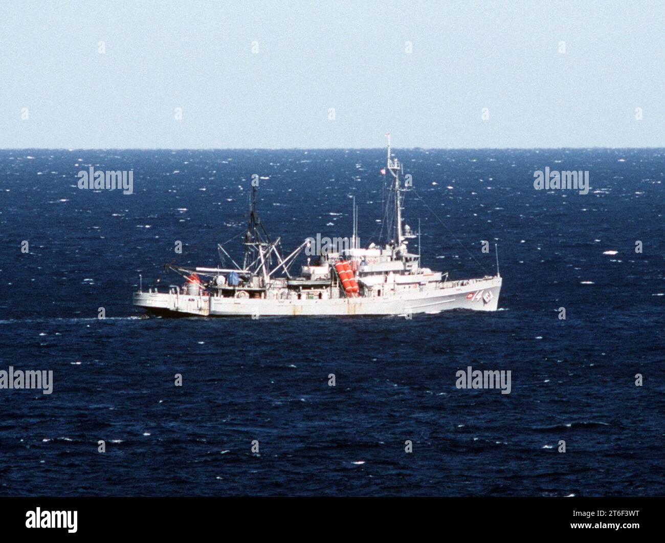 USS Petrel (ASR-14) underway in the Atlantic Ocean on 27 April 1988 ...