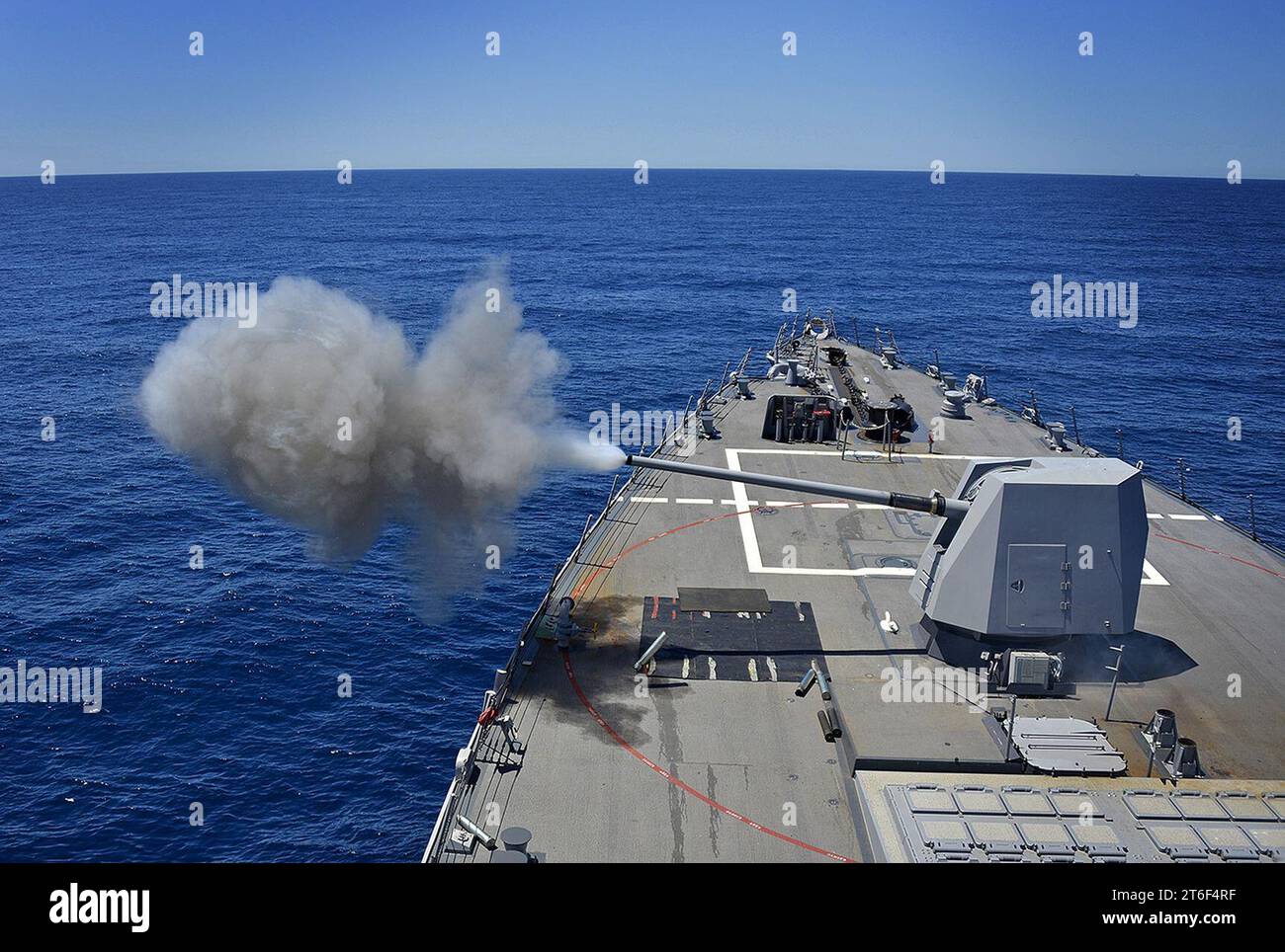 USS Pinckney fires its 5-inch gun. (8674346577 Stock Photo - Alamy