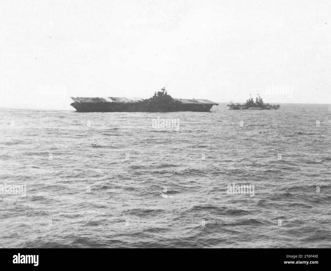 USS Pittsburgh (CA-72) tows USS Franklin (CV-13) on 19 March 1945 Stock ...