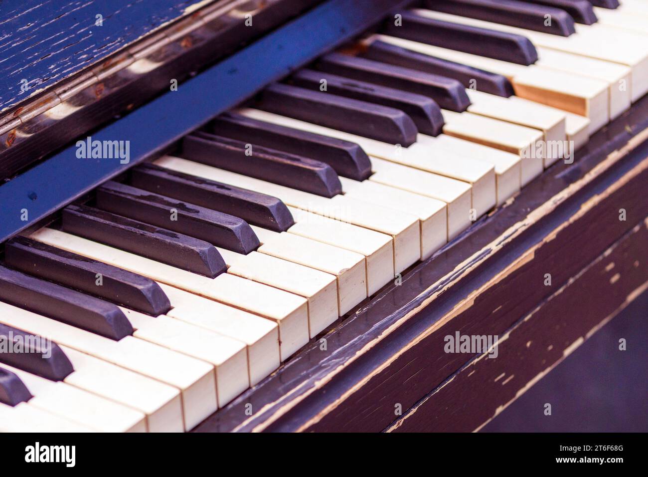 Old upright player piano hi-res stock photography and images - Alamy